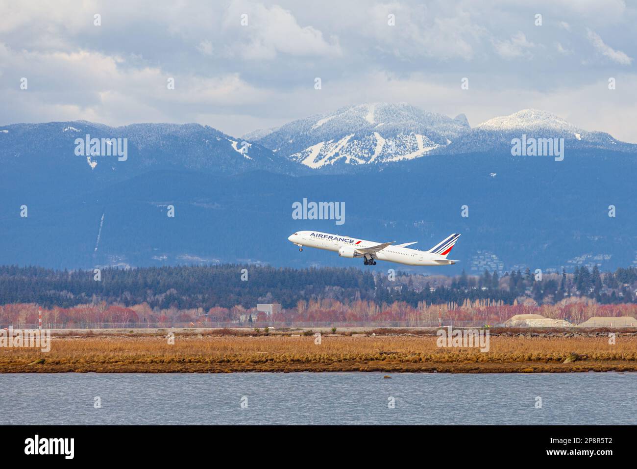 Passenger jet take off mountains hi-res stock photography and images - Alamy