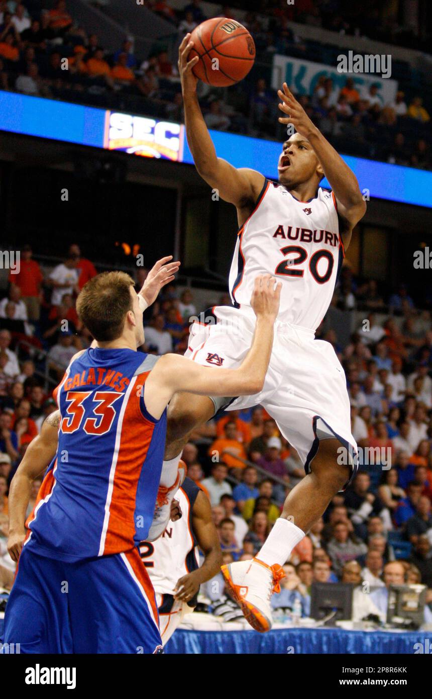 Auburn's Frankie Sullivan (20) drives in for a shot against Florida's ...