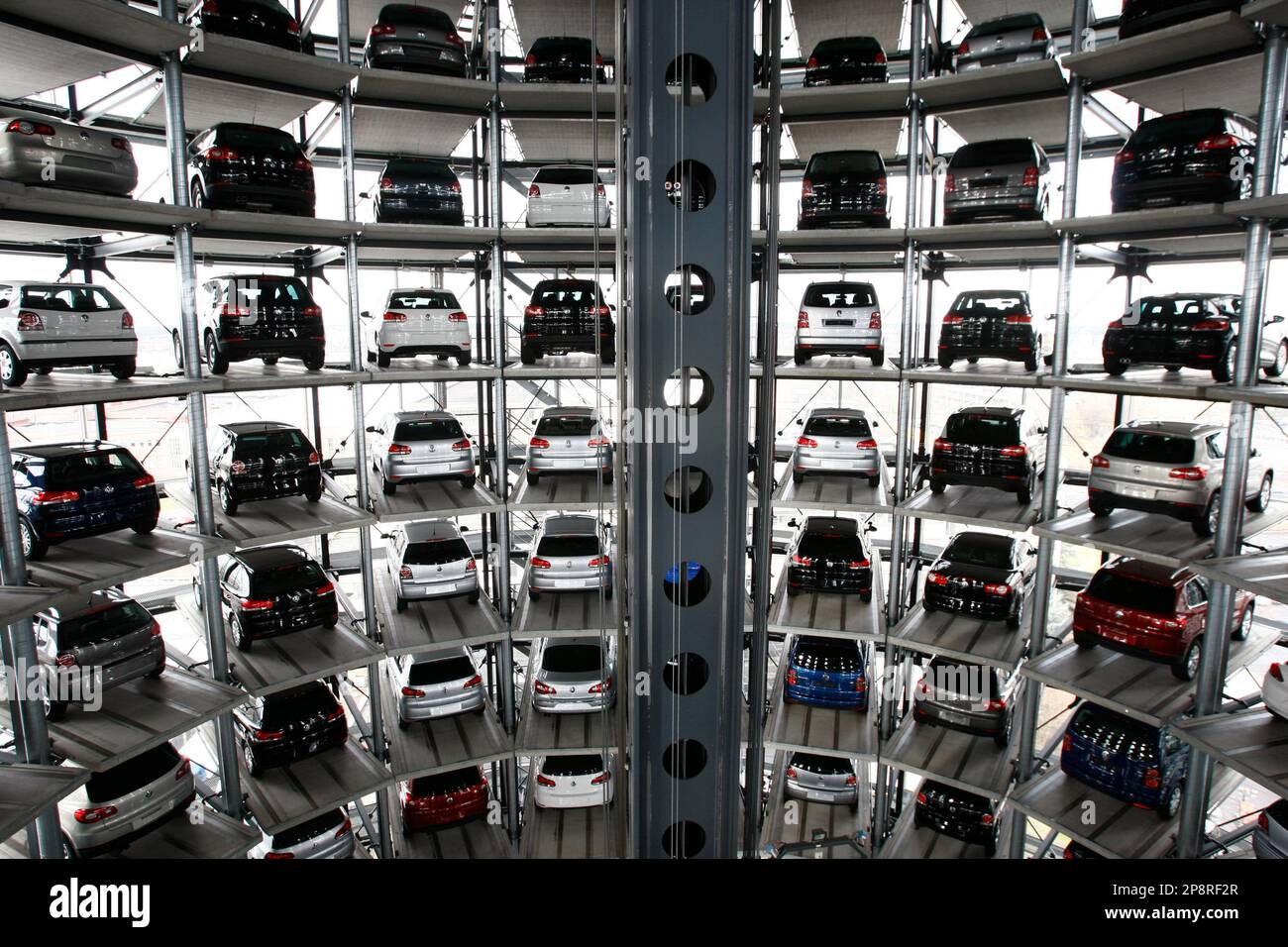 Autos der Marke Volkswagen stehen am Mittwoch, 11. Maerz 2009, in der ...