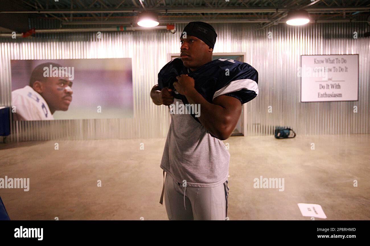"4th and Long" cast member Ahmaad Smith, from Atlanta, adjusts his ...