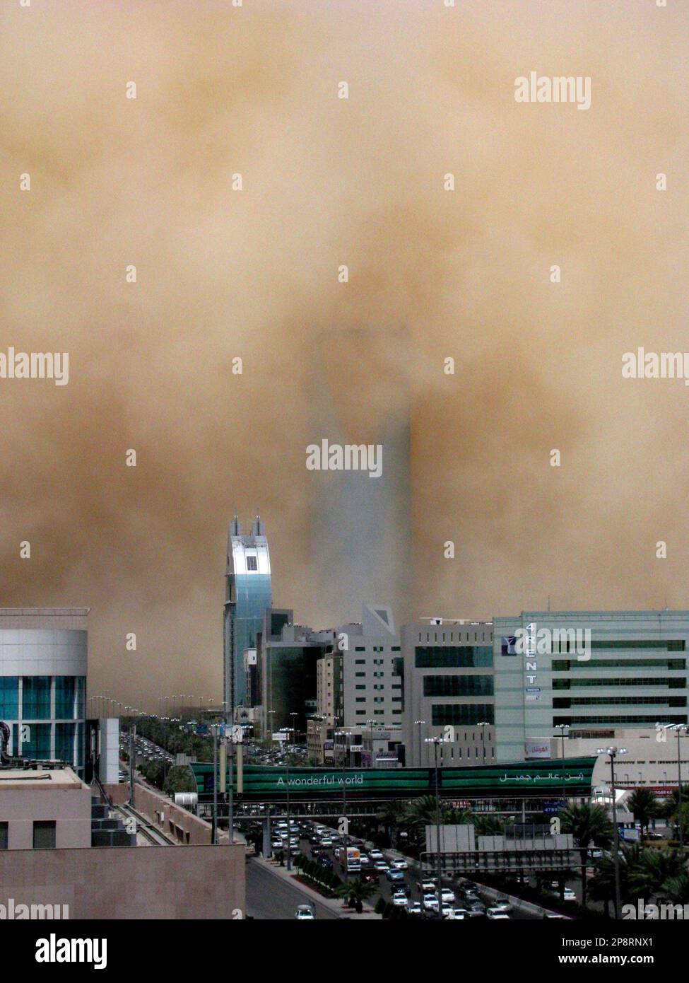 A huge sandstorm engulfs the Saudi capital of Riyadh, Saudi Arabia ...