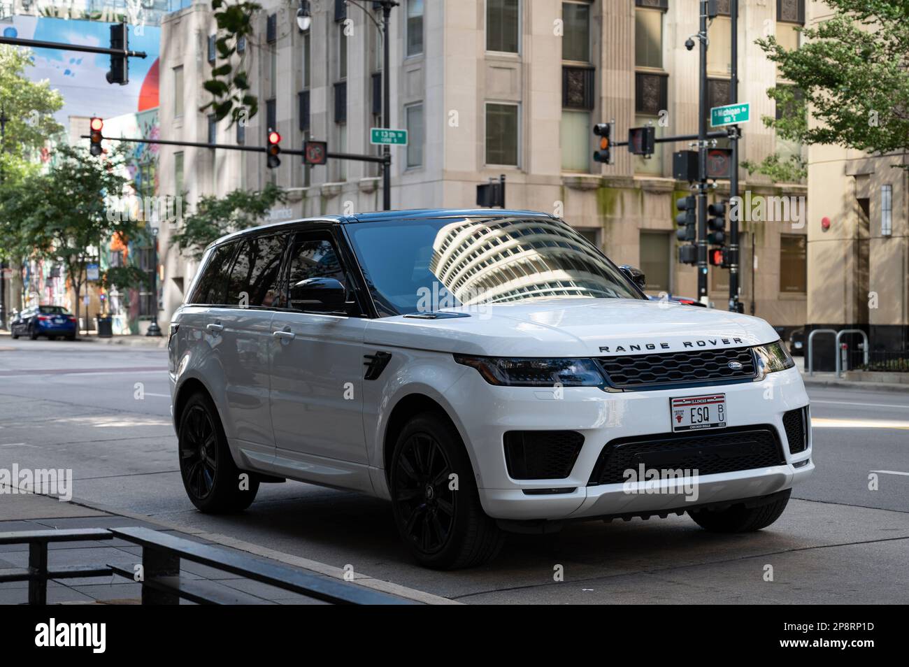 A white Range Rover car parked in the road Stock Photo - Alamy