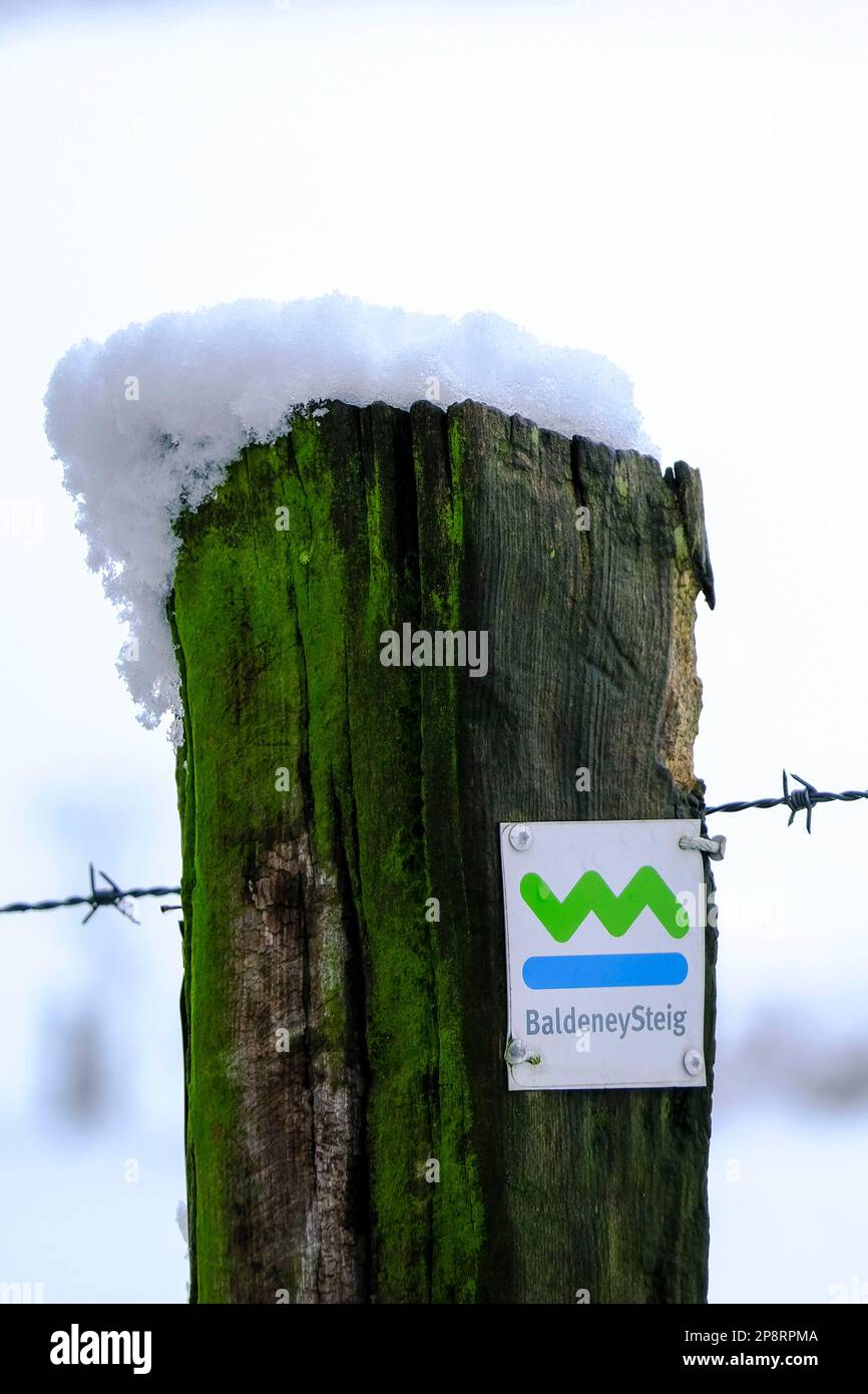 DEU, Deutschland, Nordrhein-Westfalen, Ruhrgebiet, Essen, 08.03.2023: Wanderwegsmarkierung für ...