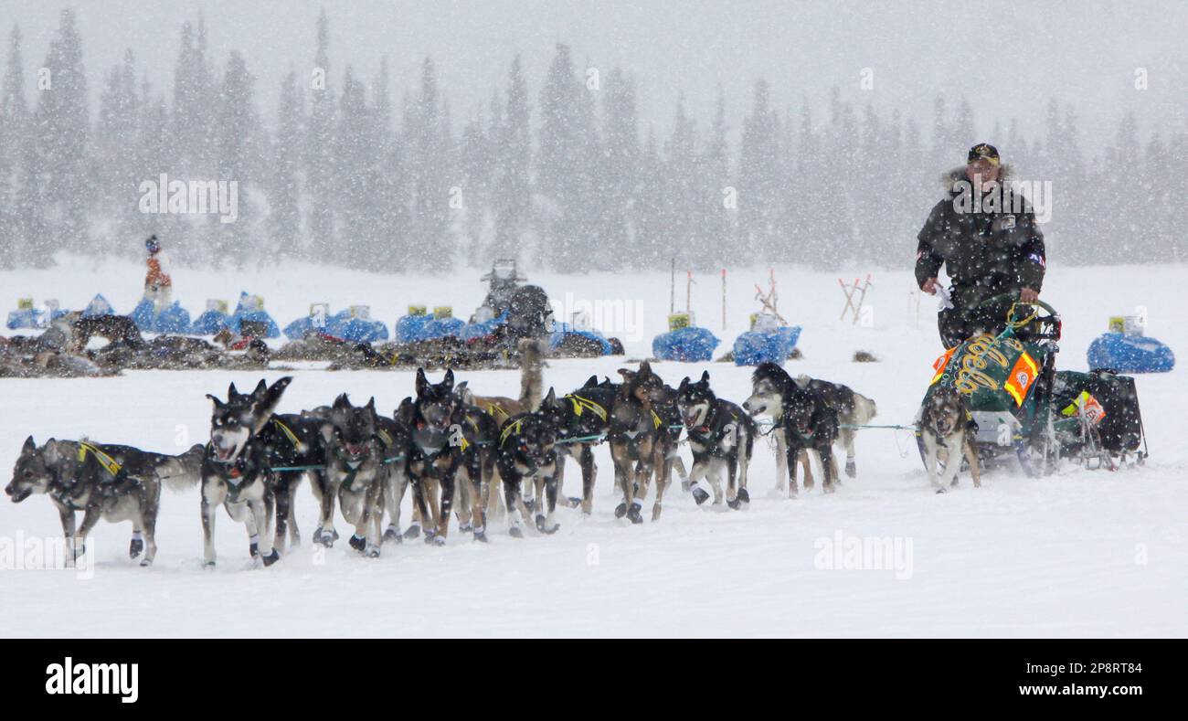 Four-time Iditarod champion Jeff King leaves the Rainy Pass, Alaska ...