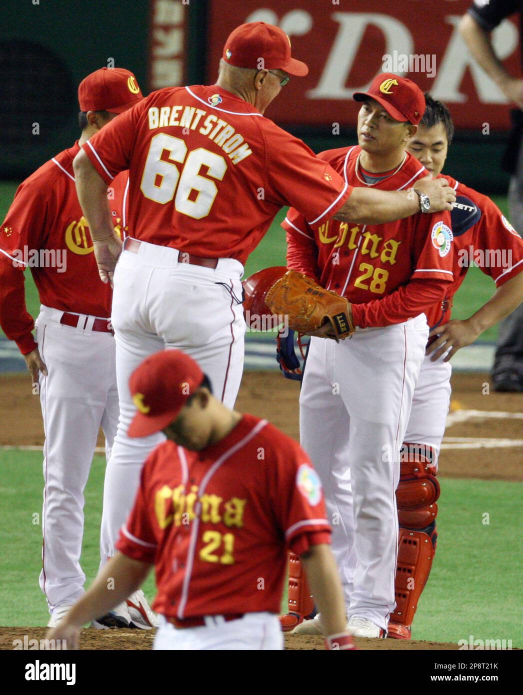 Team China starter Sun Guoqiang (28) talks with coach Brent Strom (66 ...