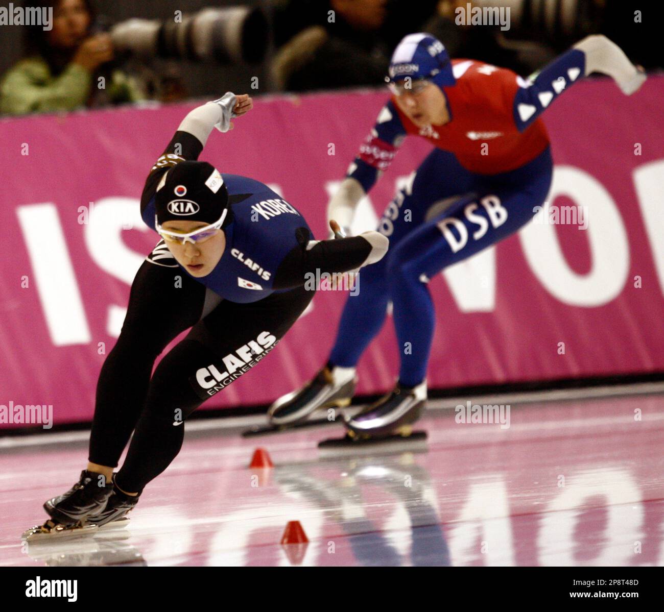 Sang-Hwa Lee, front, of Korea, leads Margot Boer of The Netherlands ...