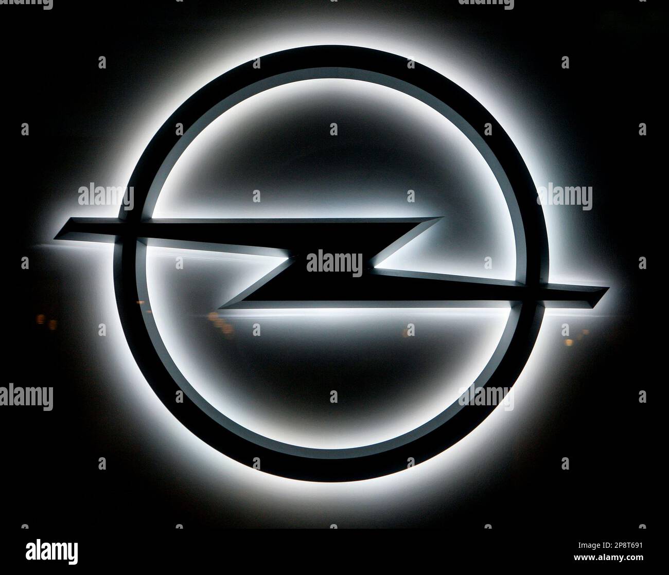**ARCHIV**Ein beleuchtetes Opel Logo ist am spaeten 21. Februar 2009 ...