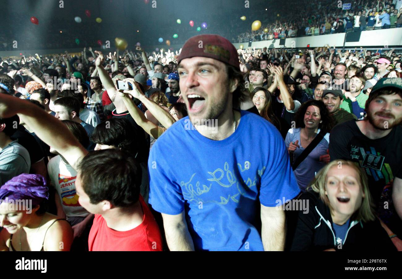 Fans enjoy the first concert by Phish in five years at the Hampton ...