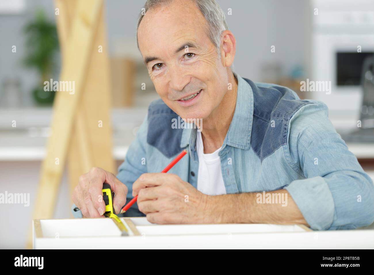 man measuring wood on saw Stock Photo - Alamy
