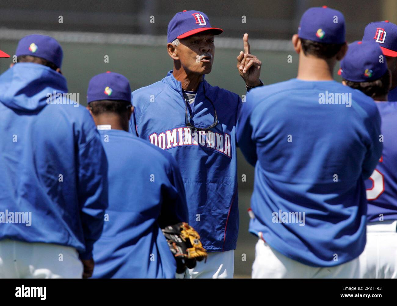 Dominican Republic manager Felipe Alou, center, speaks to his team ...