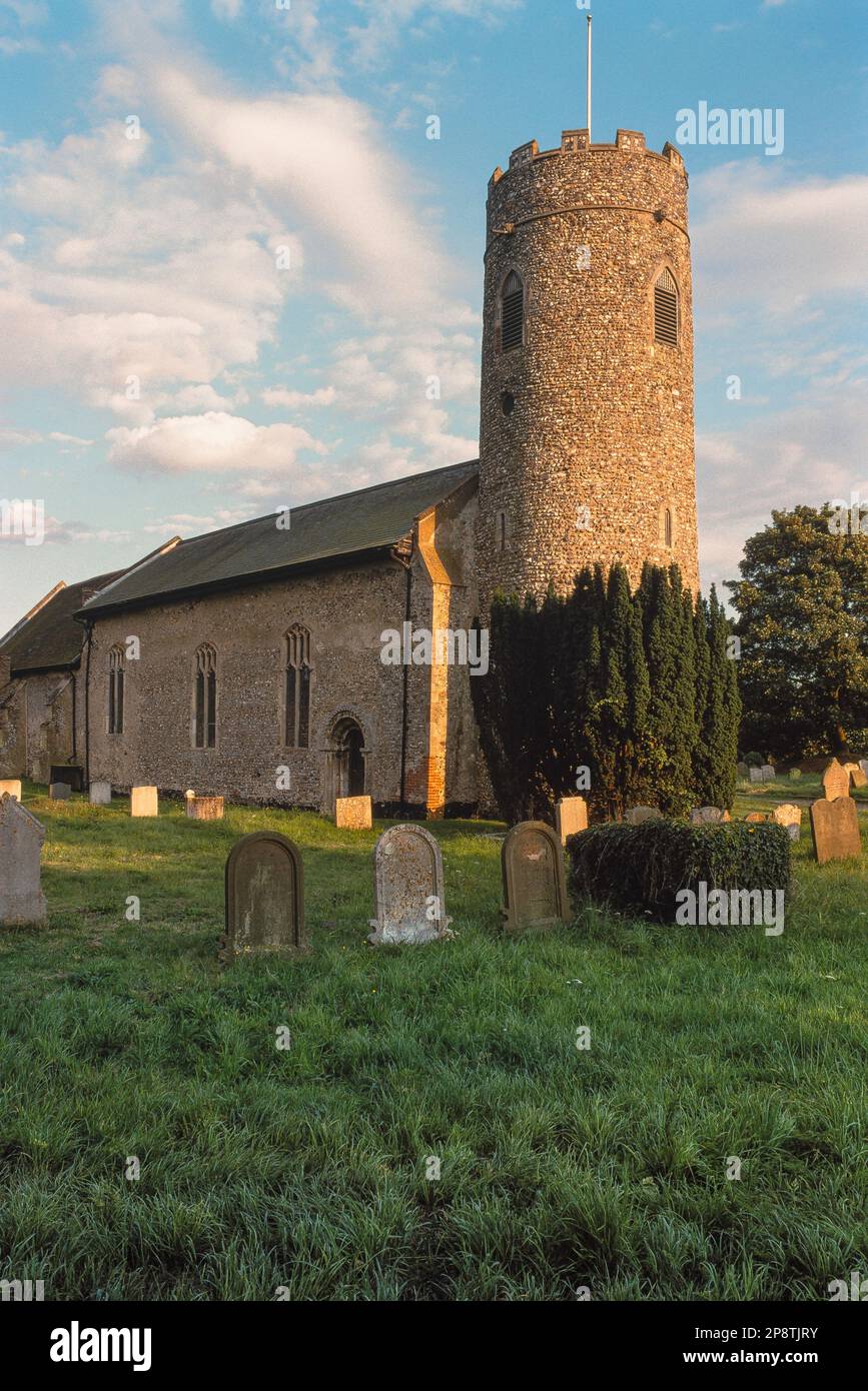 English medieval churches hi-res stock photography and images - Alamy