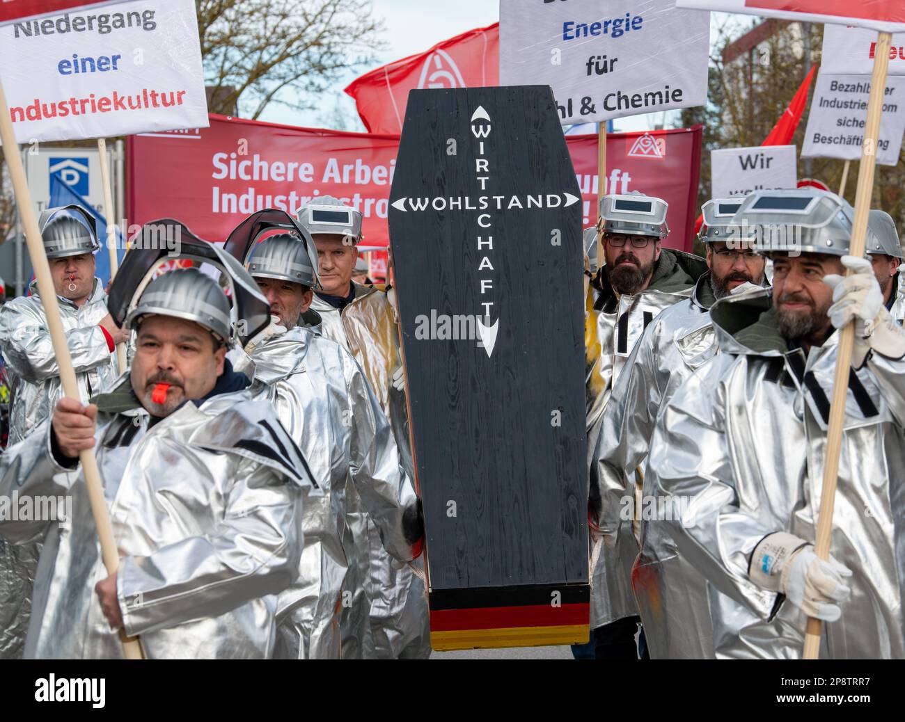 Meitingen, Germany. 09th Mar, 2023. Steelworkers symbolically carry a ...