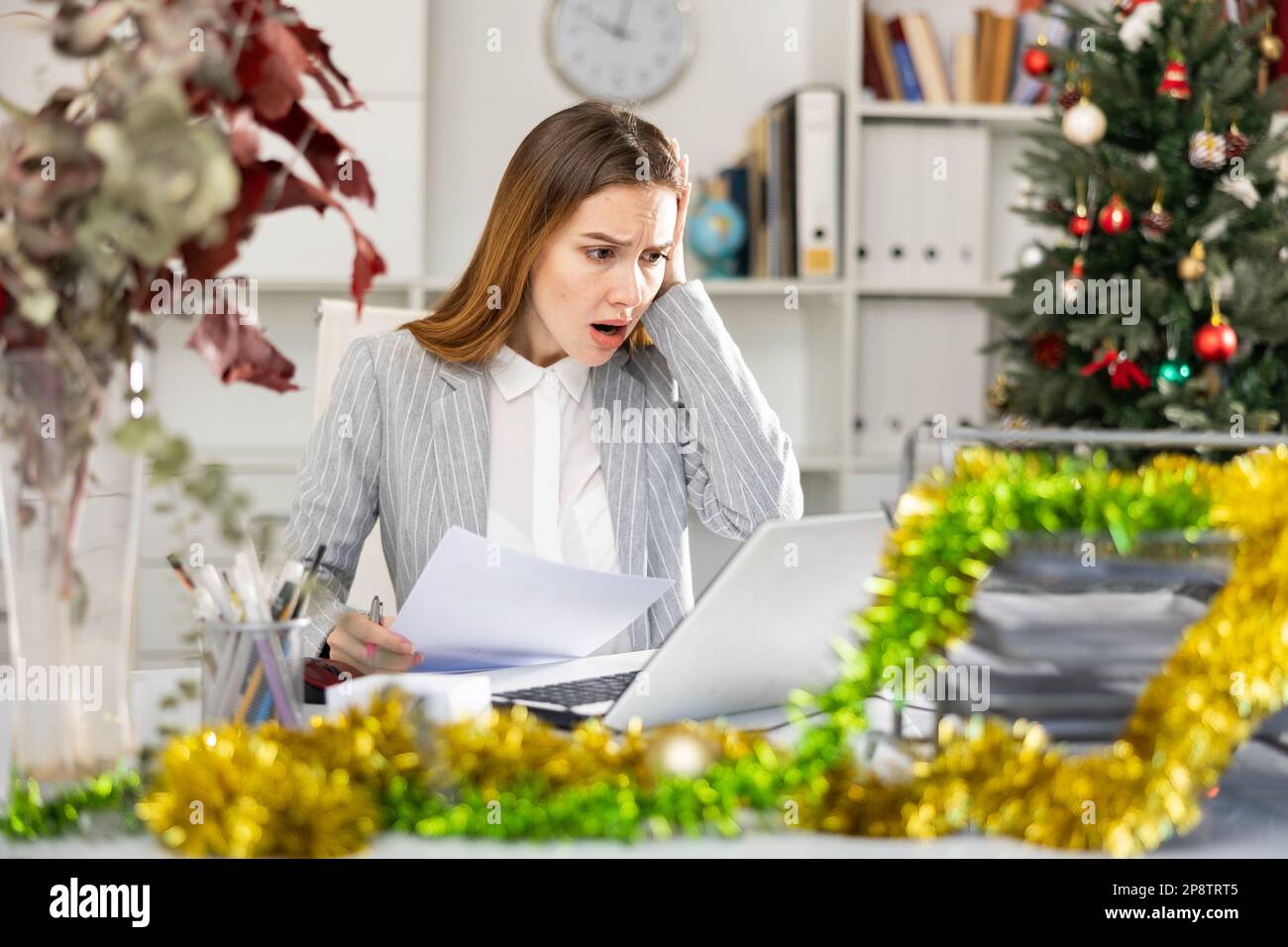 Woman office unhappy holiday hi-res stock photography and images - Alamy