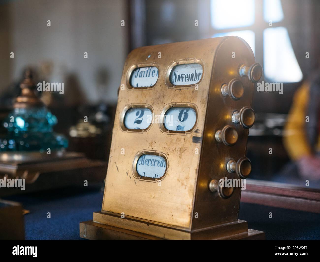 Old vintage desktop calendar on table showing 26 November Stock Photo ...