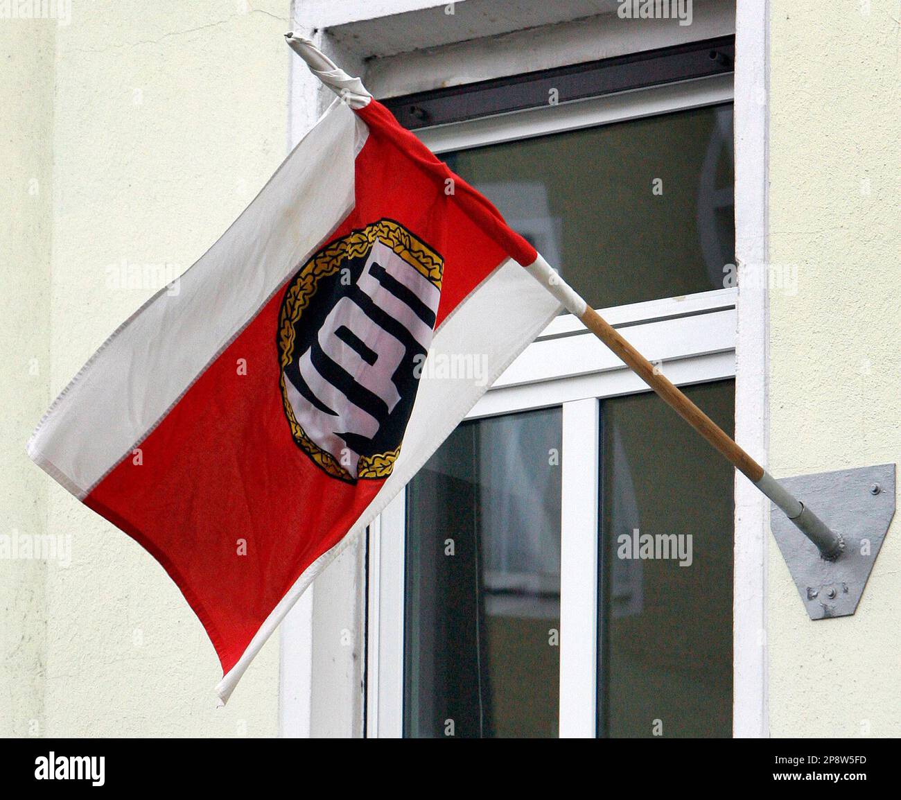 ** ARCHIV ** Eine Flagge der NPD haengt am 7. Feb. 2008 in Berlin an ...