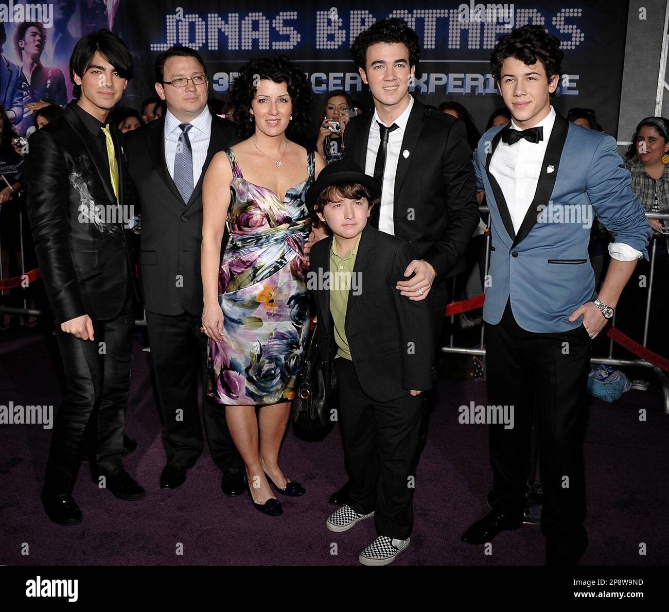 From left, singer Kevin Jonas, father Paul Jonas, mother Denise Jonas ...