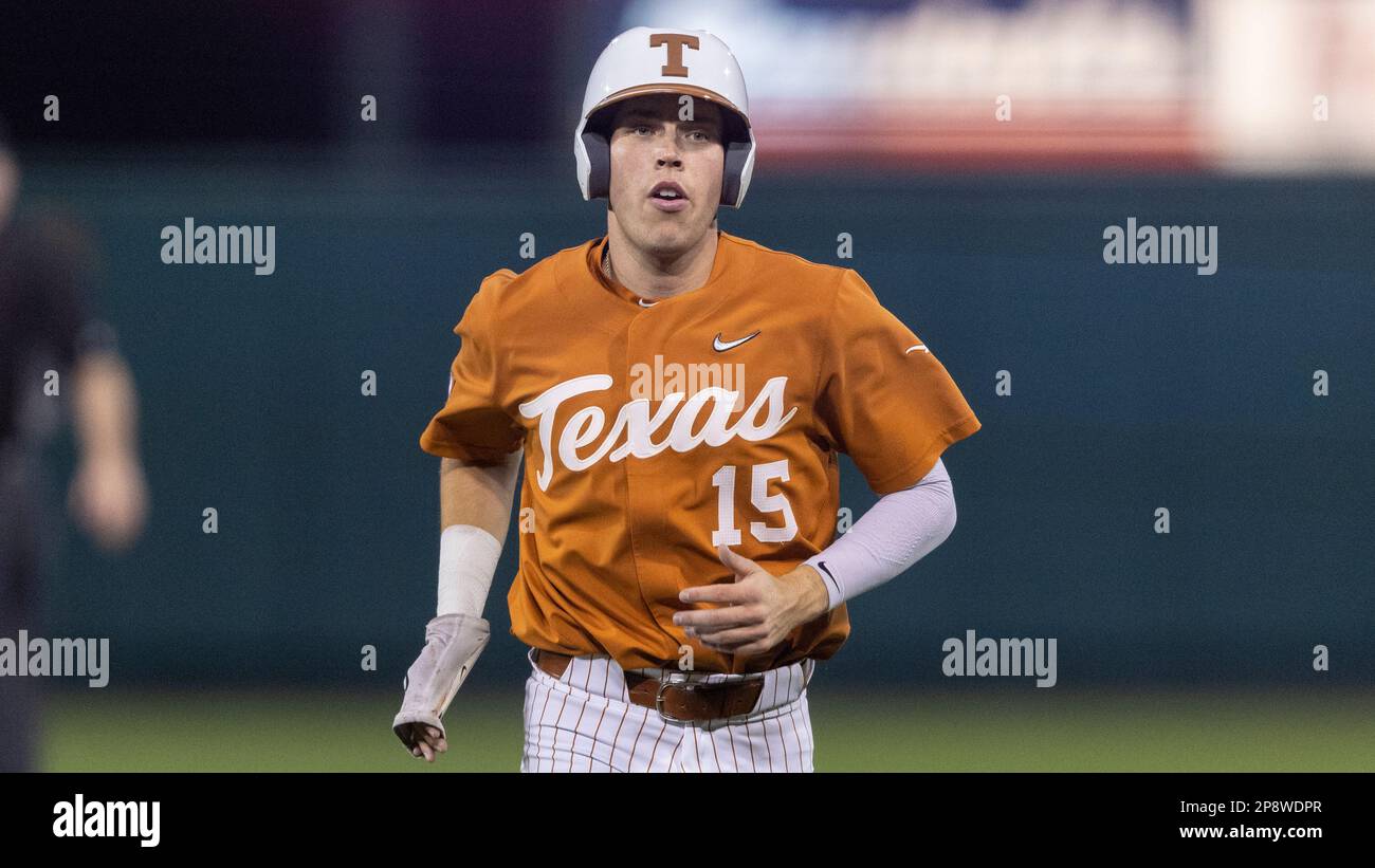 Texas third baseman Peyton Powell competes against Mercer during an ...