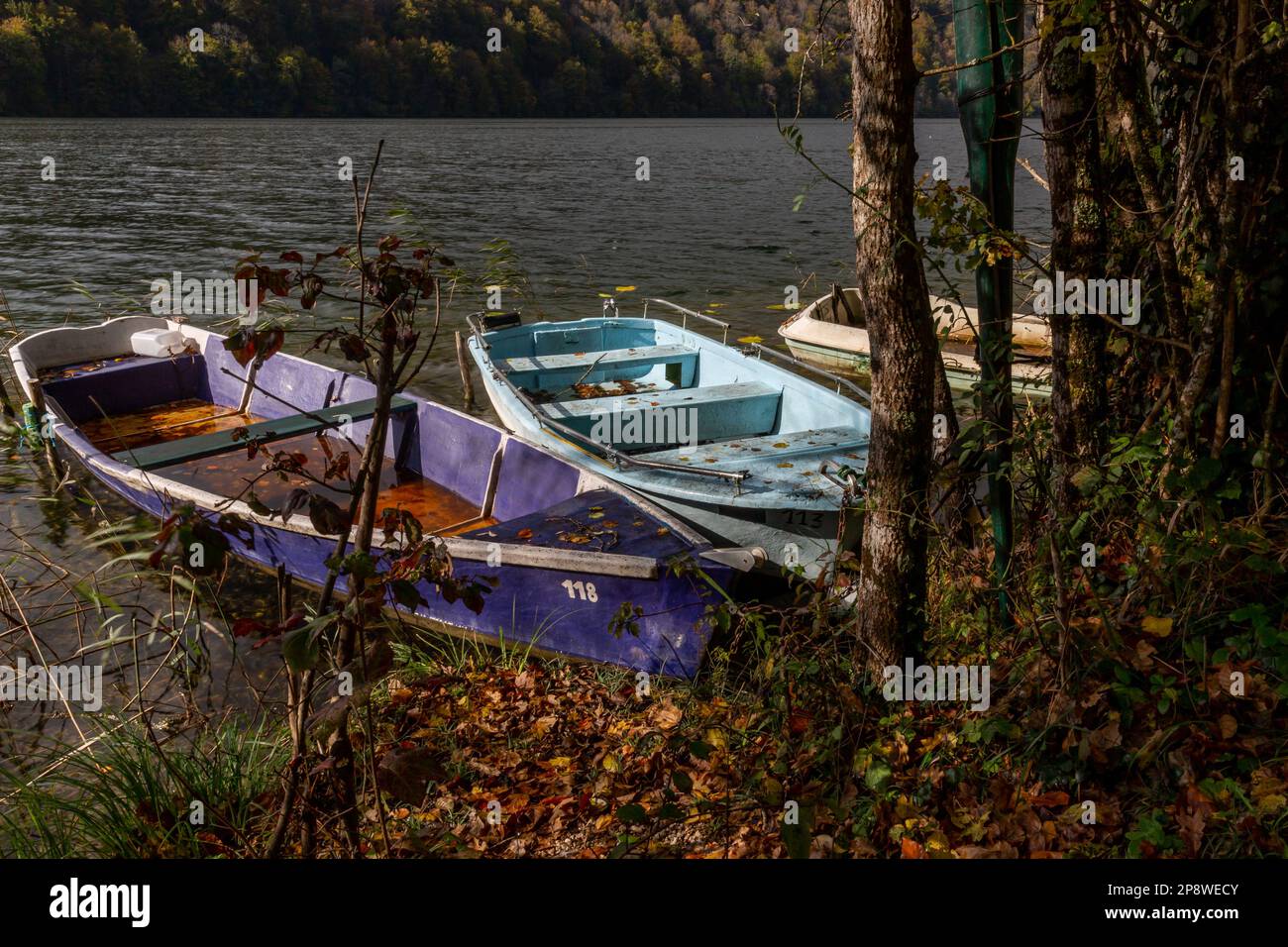 Empty boat hi-res stock photography and images - Alamy