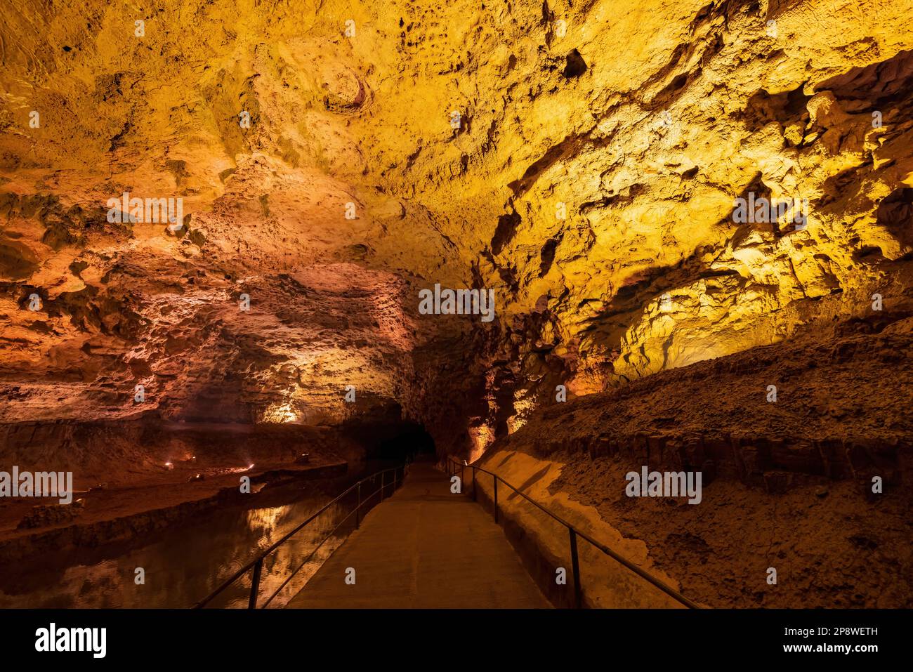 Interior view of the Meramec Caverns at Missouri Stock Photo - Alamy