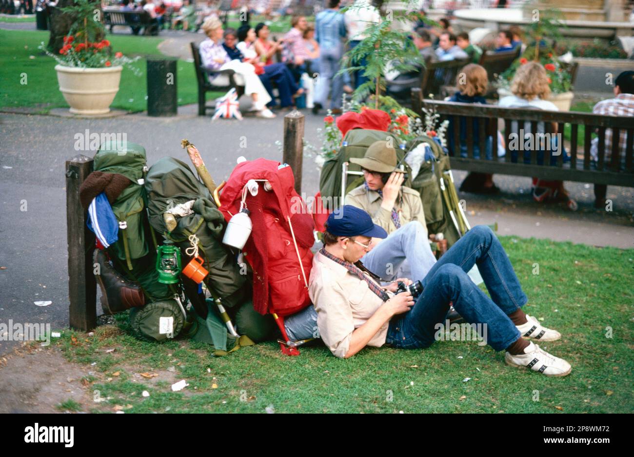 Backpackers 1970s hi-res stock photography and images - Alamy