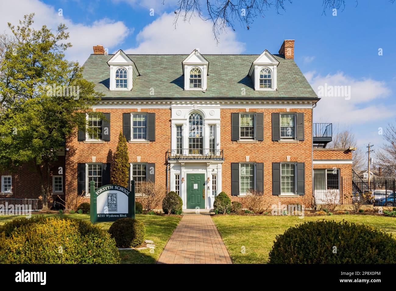Missouri, FEB 23 2023 - Sunny exterior view of The Forsyth School Stock ...