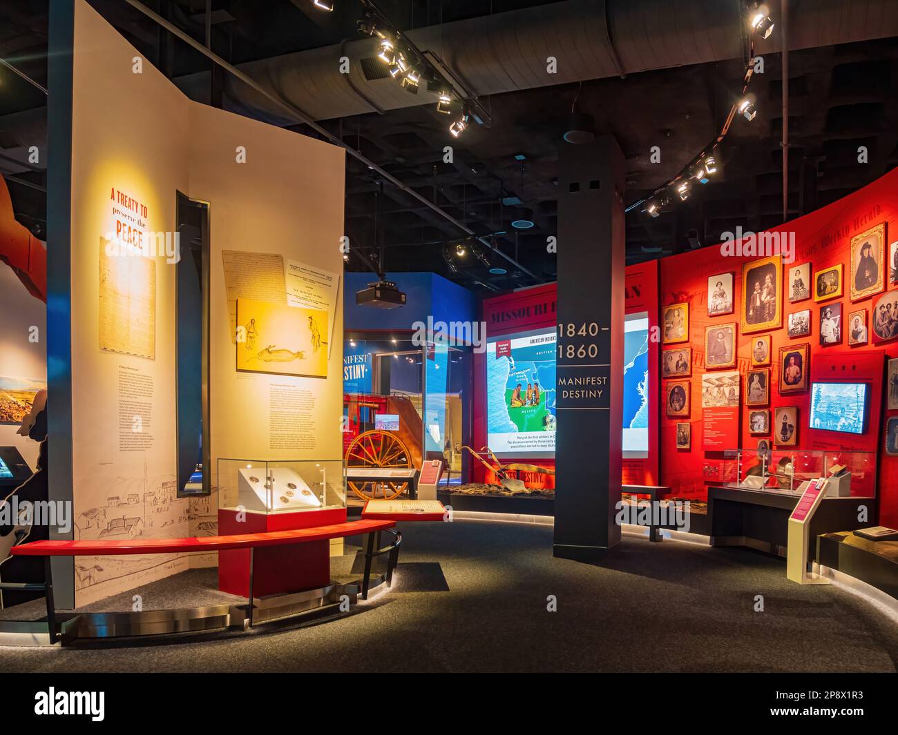 St louis gateway arch interior hi-res stock photography and images - Alamy