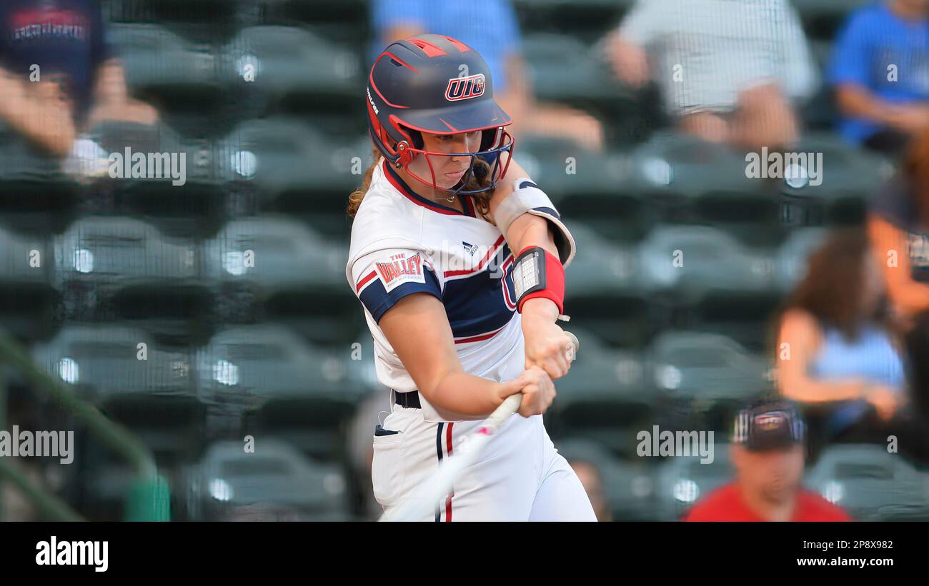 University of Illinois - Chicago's Carlee Jo Clark (13) battles at the ...