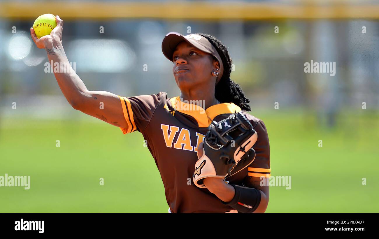 Valparaiso's Alexis Johnson (4) fires to first during an NCAA softball ...