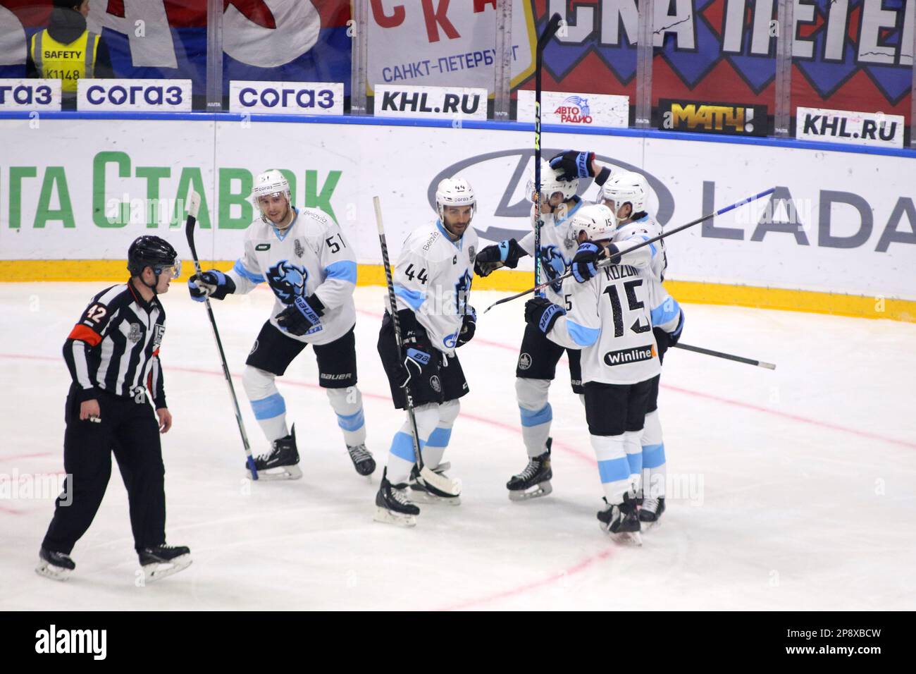 Dinamo Hockey Club player, Brandon Kozun (No.15), Mark Barberio (No.44 ...