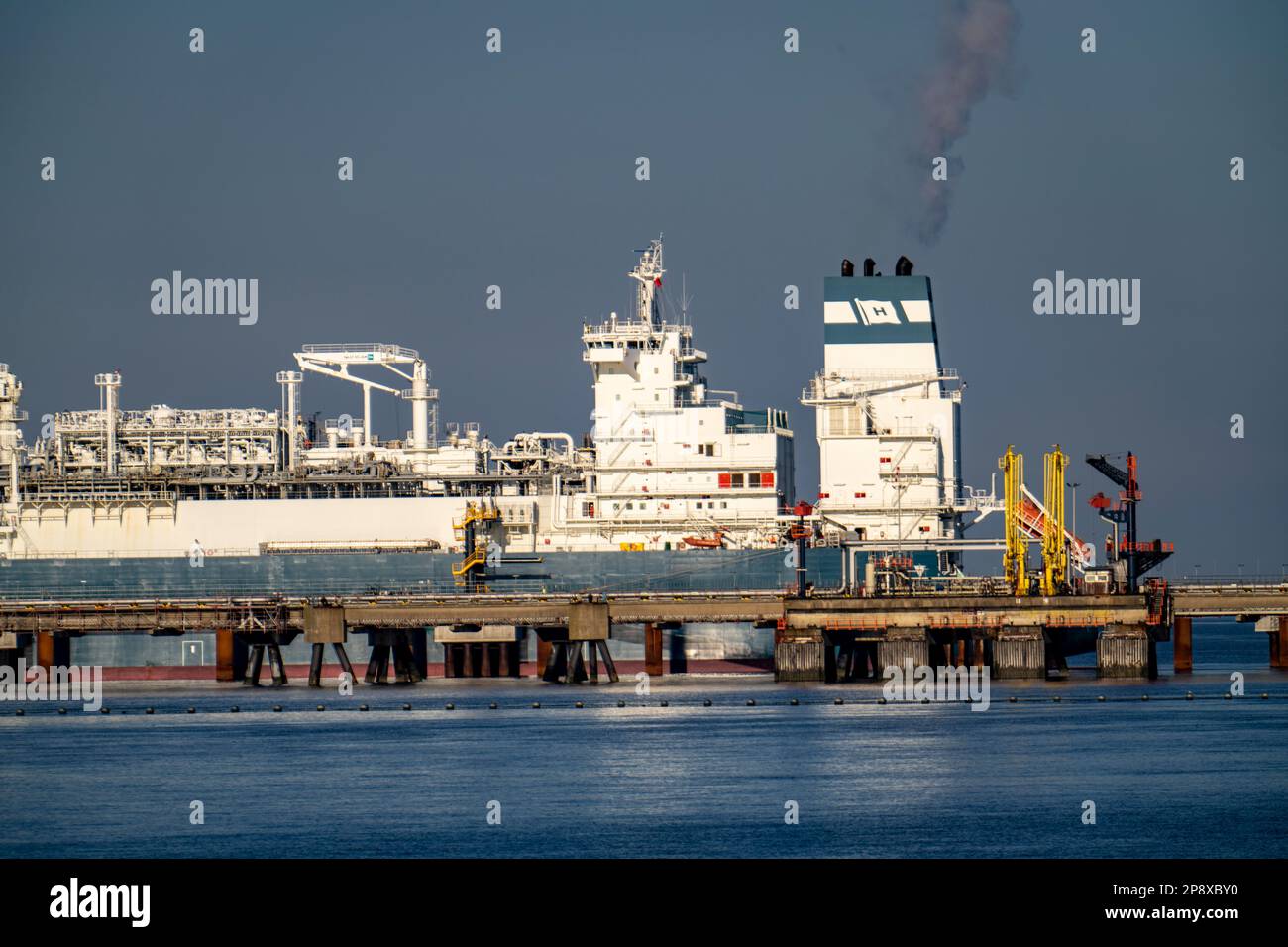 Lng regasification terminal hi-res stock photography and images - Alamy