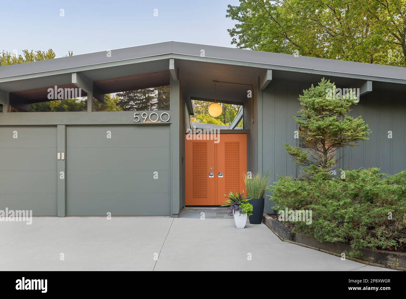 A recently redone exterior courtyard of a mid-century modern house ...