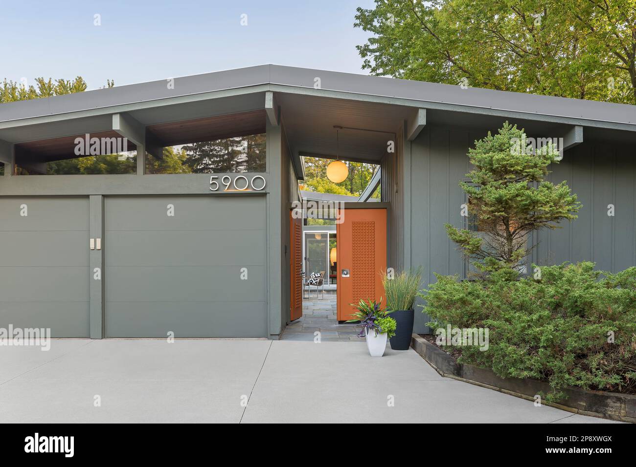 Front of mid century modern home hi-res stock photography and images - Alamy