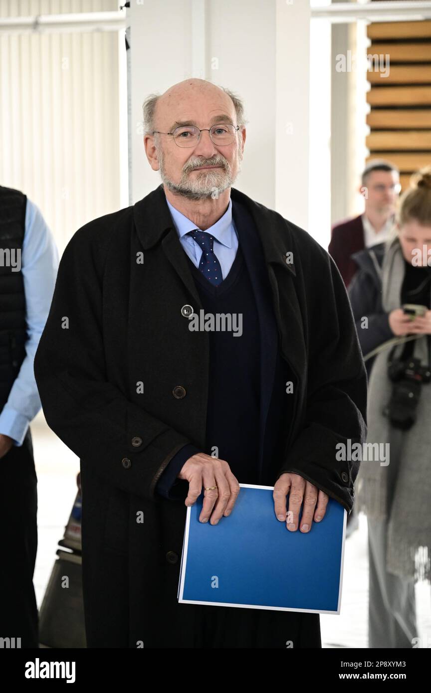 Der Direktor Prof. Roland Sauerbrey am Center for Advanced Systems ...