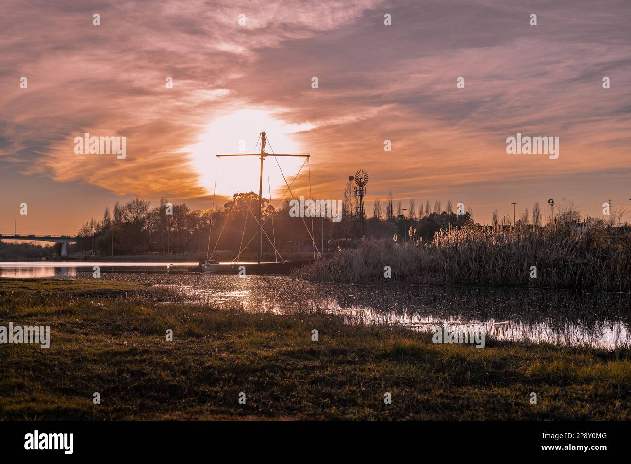 Sailing into the Sunset: Silhouette of a Boat with Reflection in Ponte ...