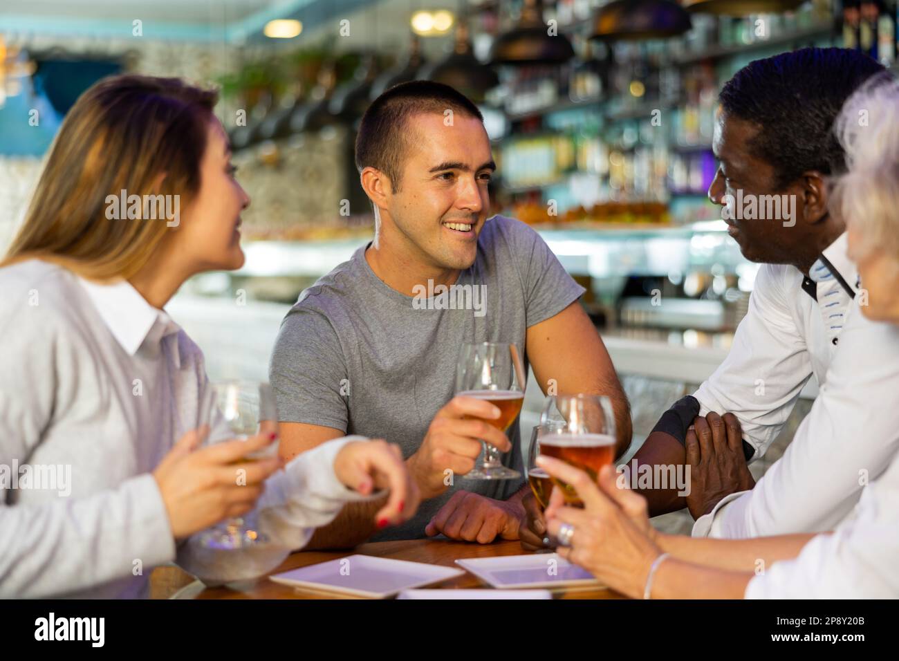 Friends talking restaurant spanish hi-res stock photography and images ...