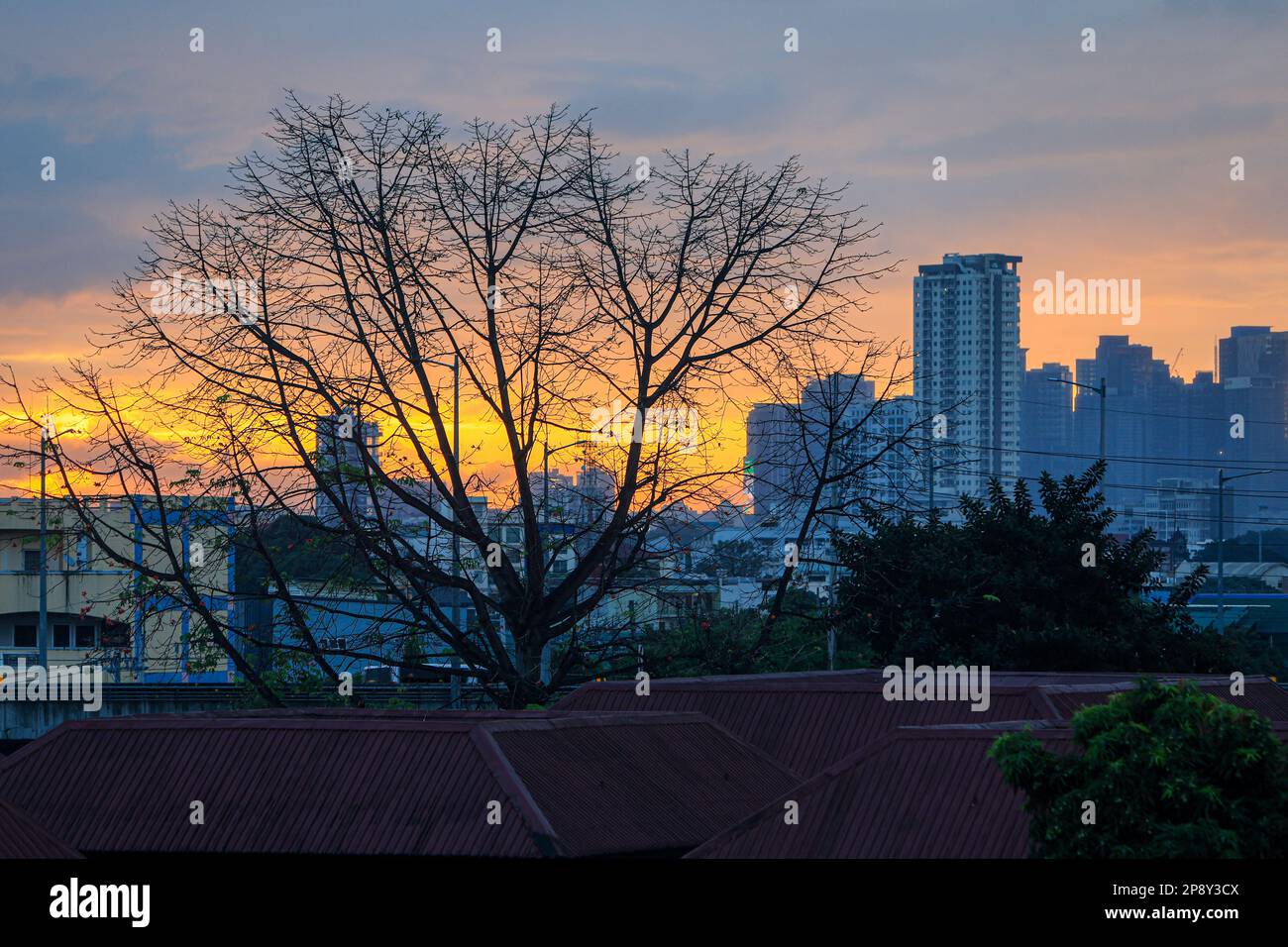 Manila, Metro Manila, The Philippines. 10th Mar, 2023. The sun rises ...