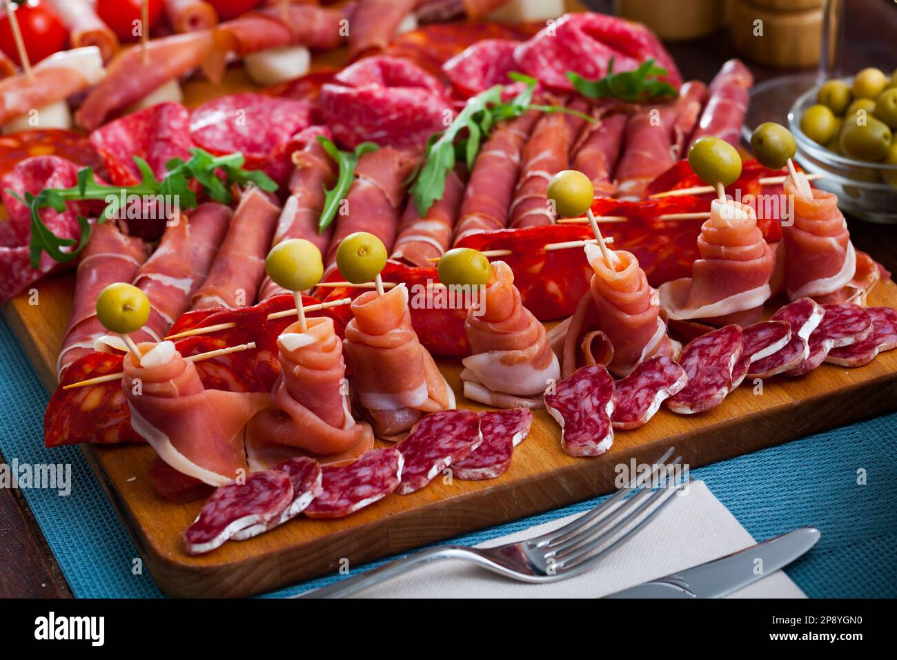 Spanish sausage cutting Stock Photo - Alamy
