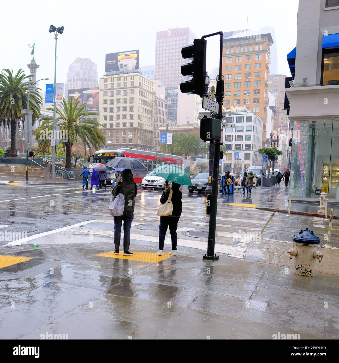 Pedestrians and tourists in the rain in downtown San Francisco ...