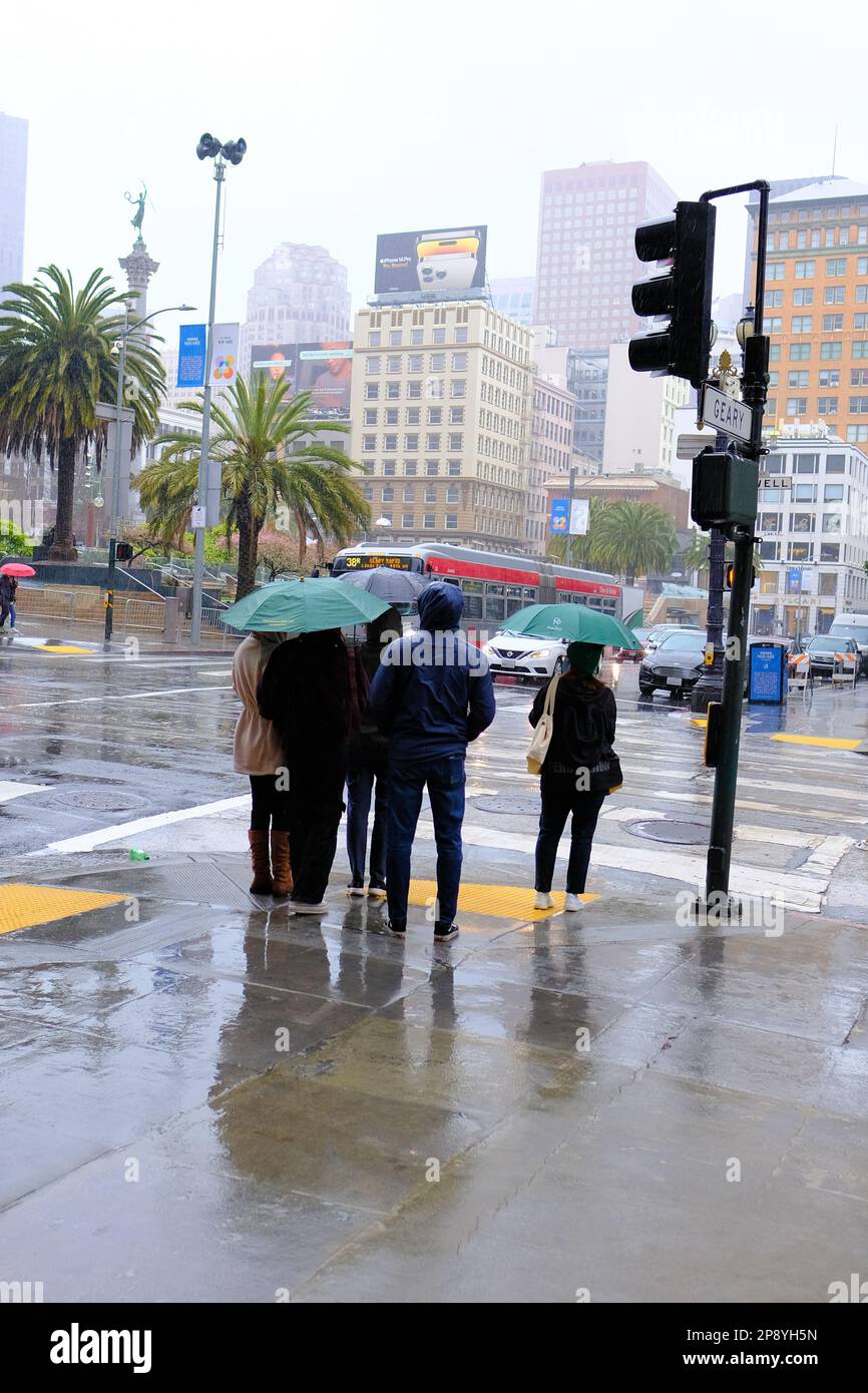 Pedestrians and tourists in the rain in downtown San Francisco ...