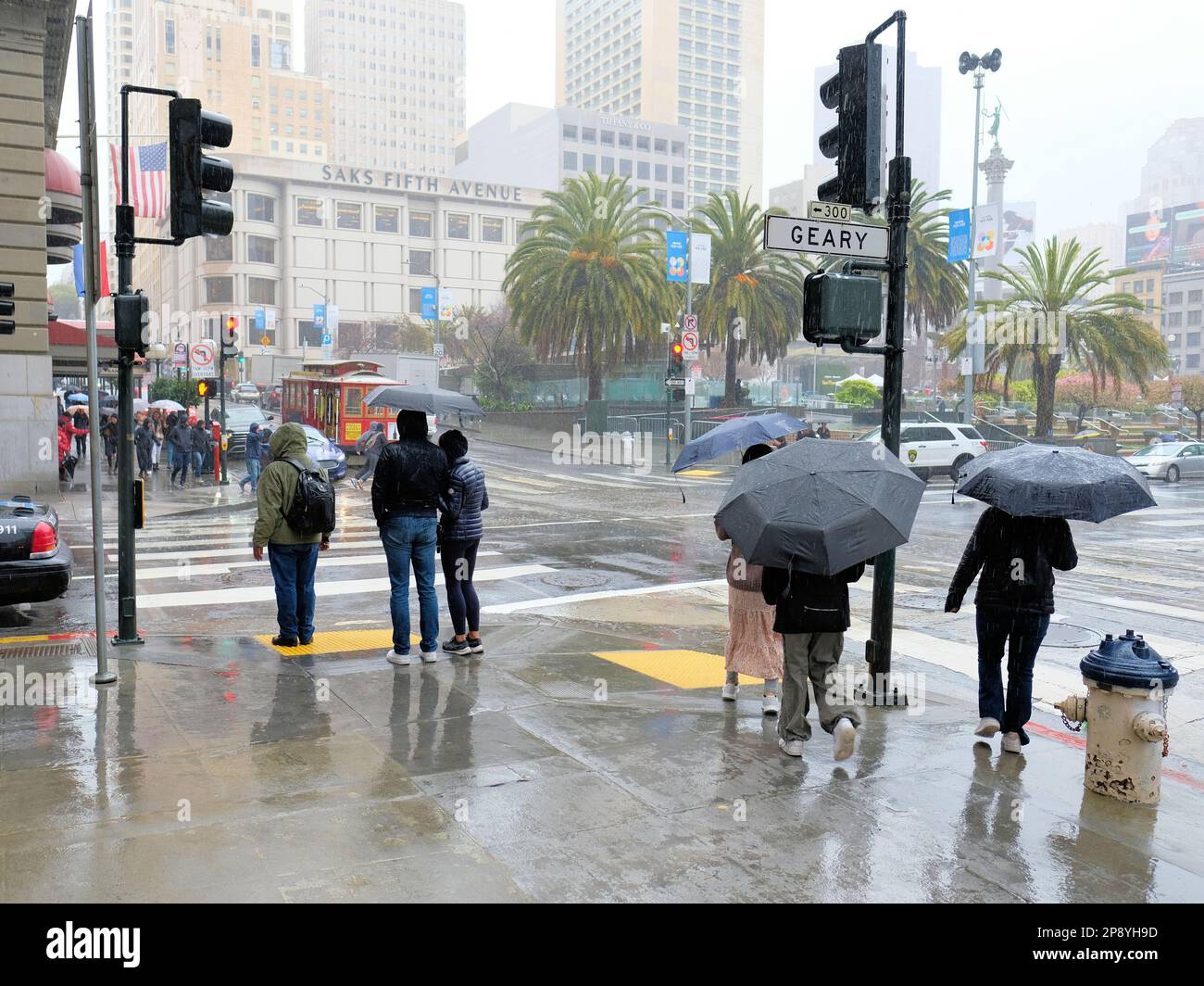 Pedestrians and tourists in the rain in downtown San Francisco ...