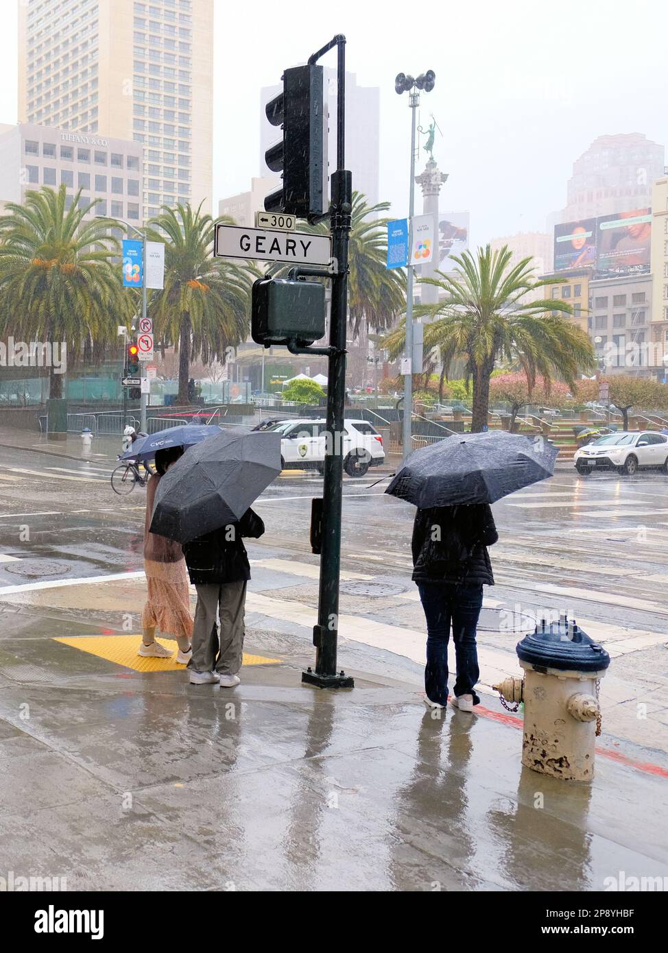 Pedestrians and tourists in the rain in downtown San Francisco ...