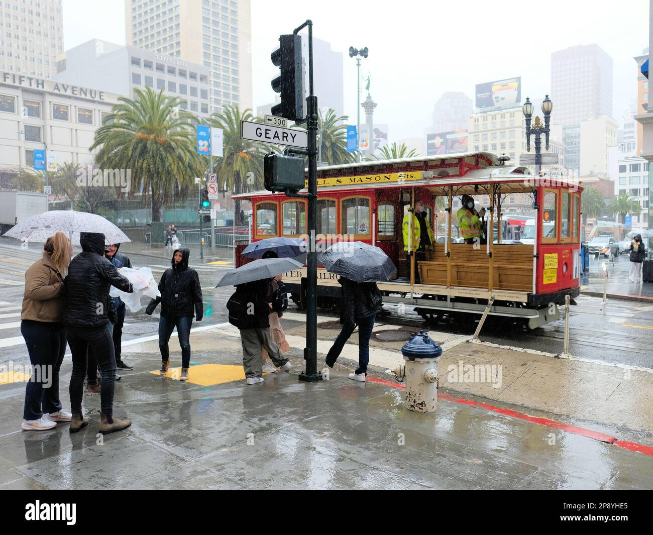 Pedestrians and tourists in the rain in downtown San Francisco ...