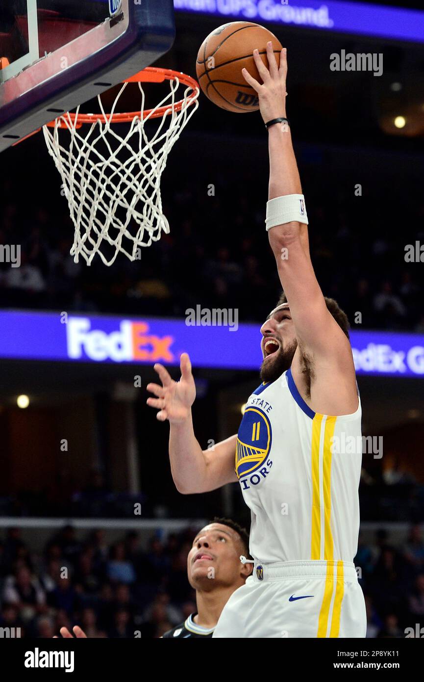 Golden State Warriors guard Klay Thompson (11) shoots next to Memphis ...