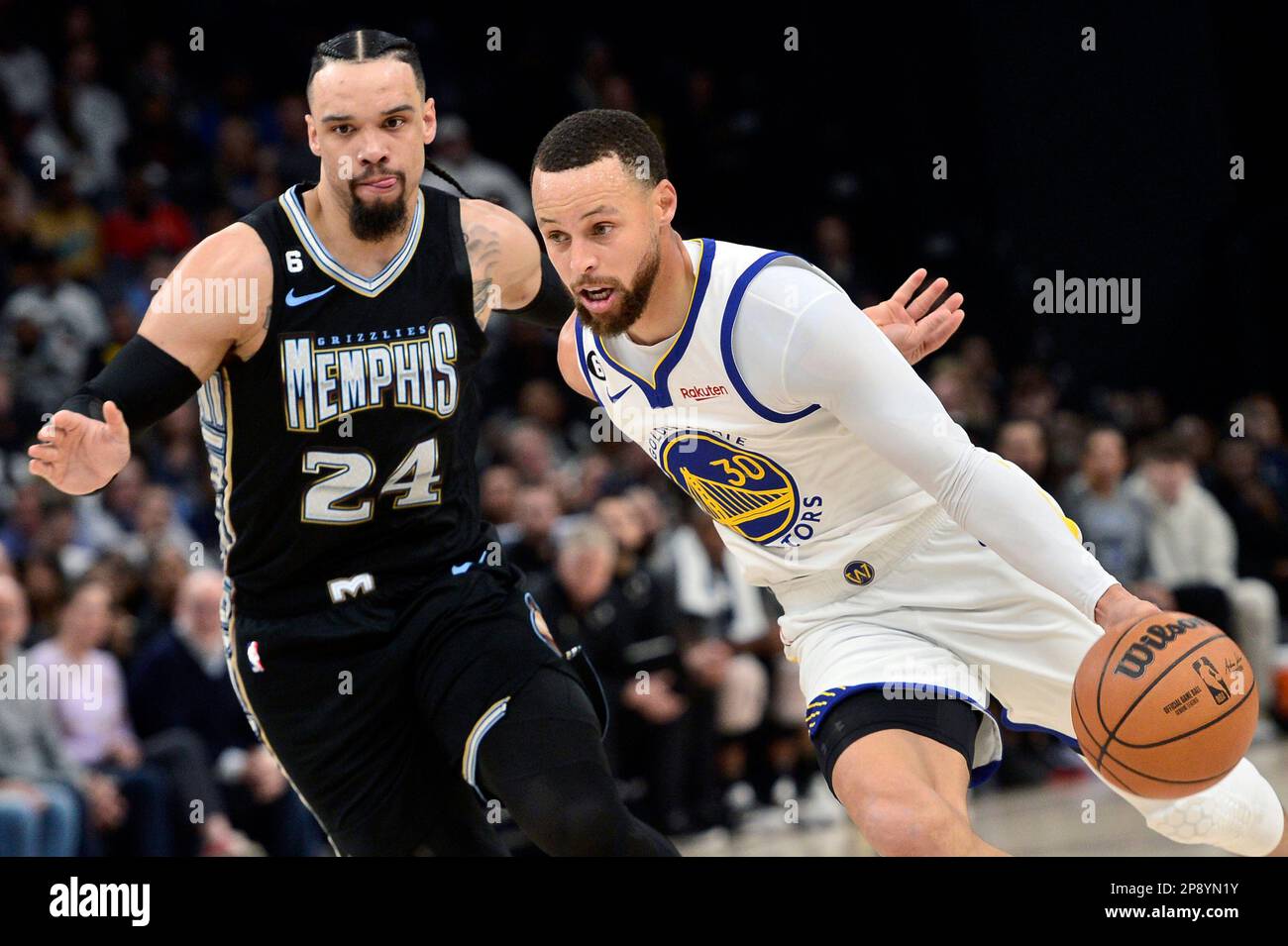 Golden State Warriors guard Stephen Curry (30) drives against Memphis Grizzlies forward Dillon ...