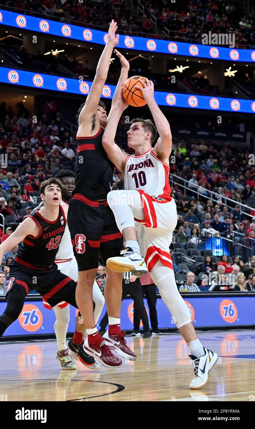Arizona forward Azuolas Tubelis (10) drives to the basket against ...
