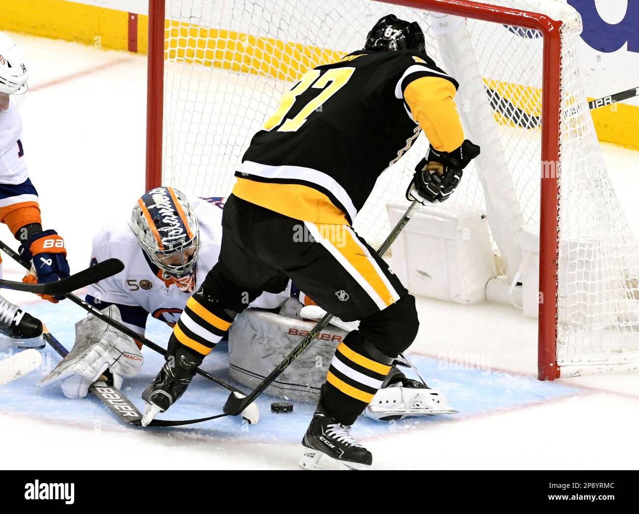 Pittsburgh Penguins captain Sidney Crosby (87) is stopped by New York ...