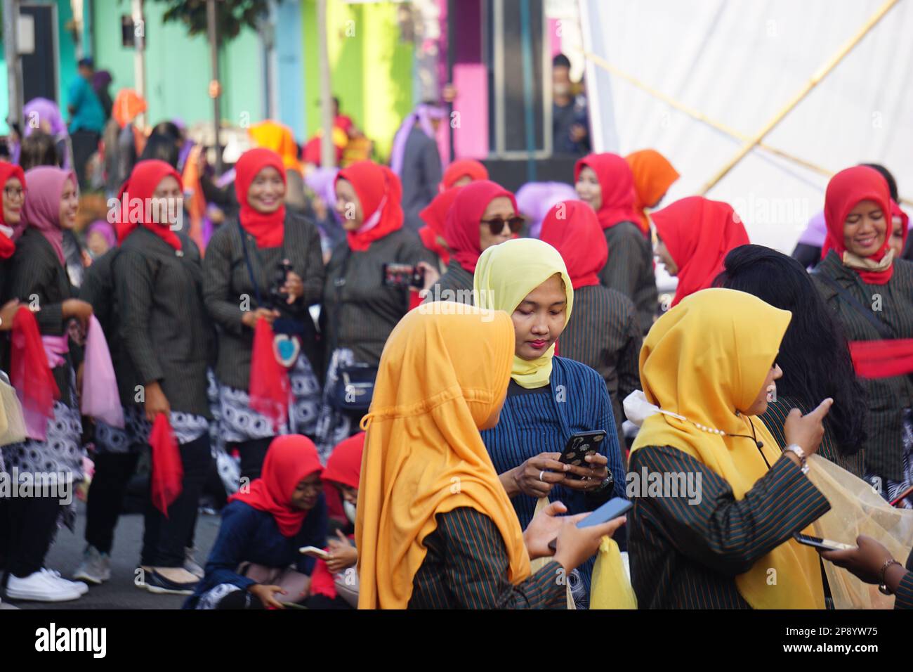 Indonesian do a flash mob traditional dance to celebrate national ...