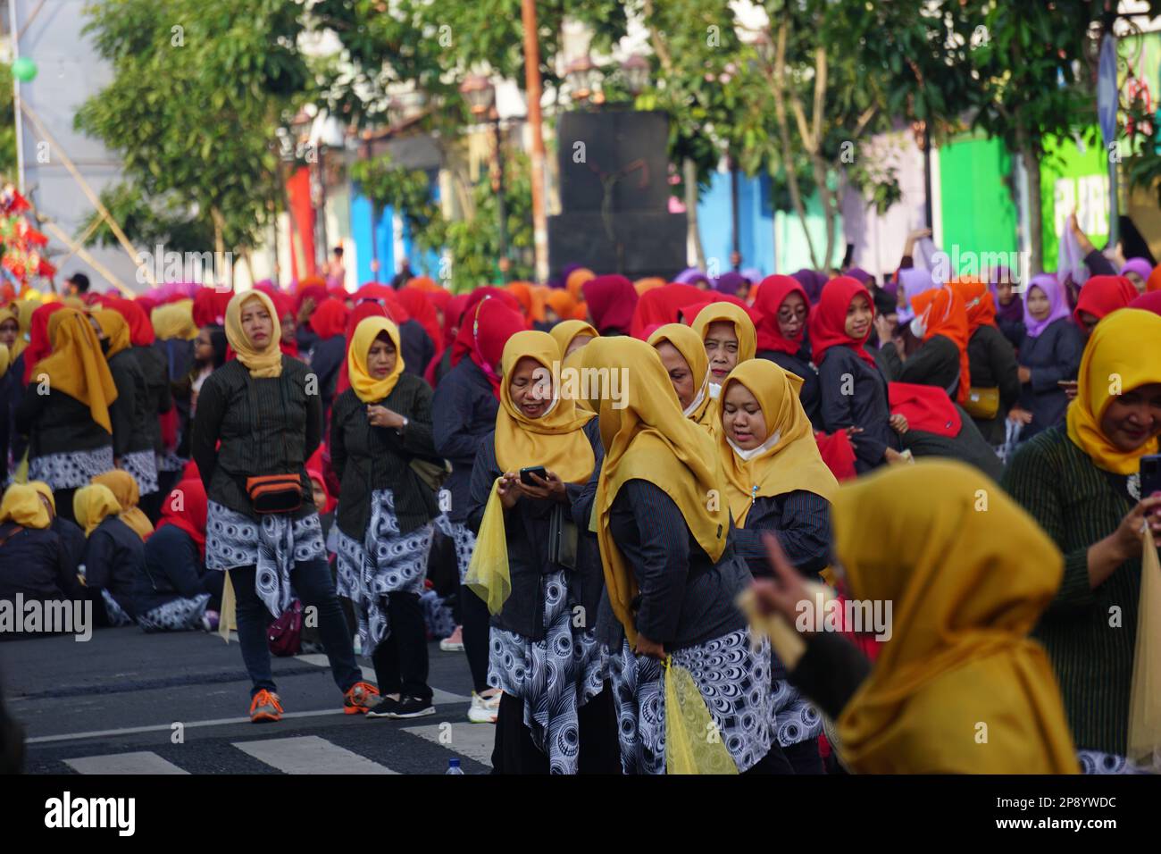 Indonesian do a flash mob traditional dance to celebrate national ...