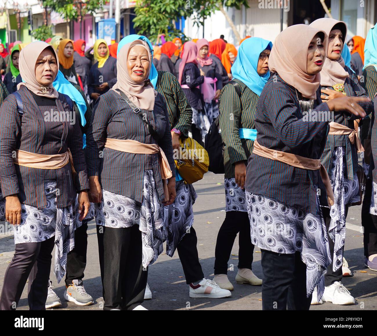 Indonesian do a flash mob traditional dance to celebrate national ...