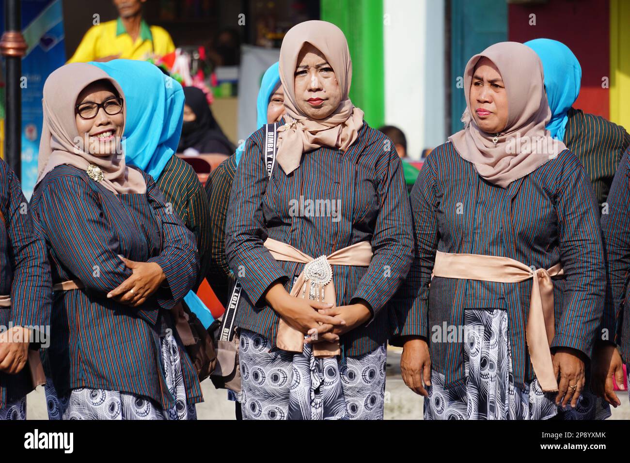 Indonesian do a flash mob traditional dance to celebrate national ...